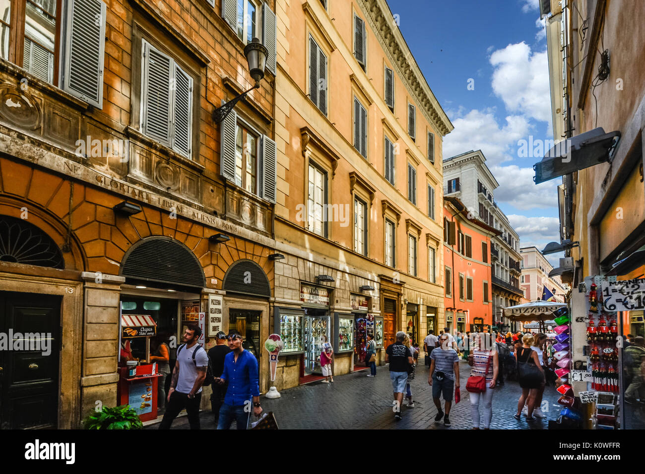 Une rue colorée à Rome Italie en tant que touristes et profiter de la ...