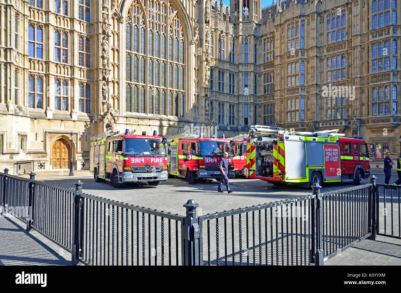 Uk fire engines Banque de photographies et d’images à haute résolution ...