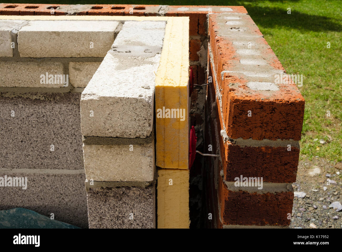 L'isolement à l'intérieur d'un nouveau mur creux avec des entretoises ...