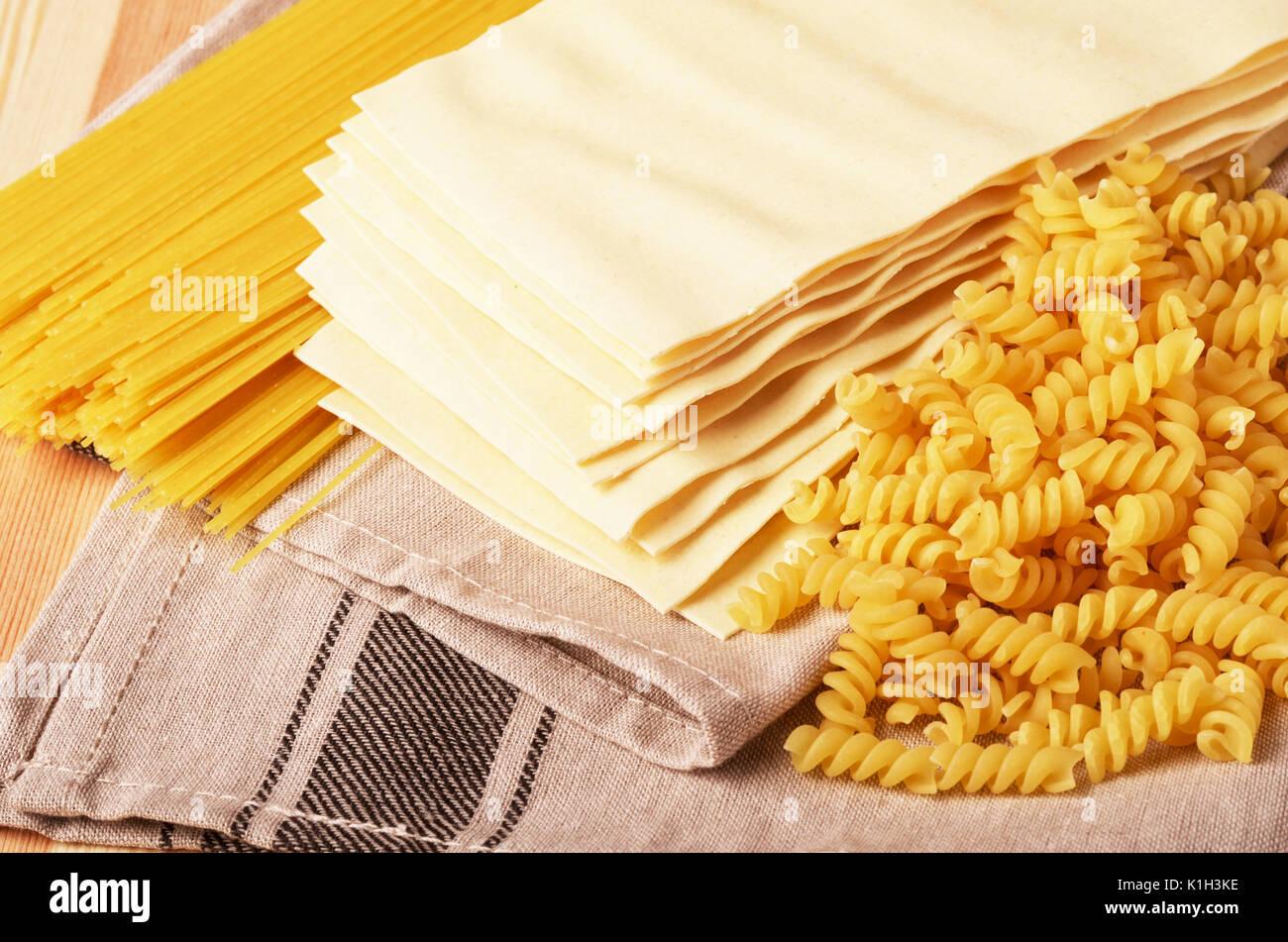 Différents types de pâtes. Diverses formes de pâtes, lasagnes ...