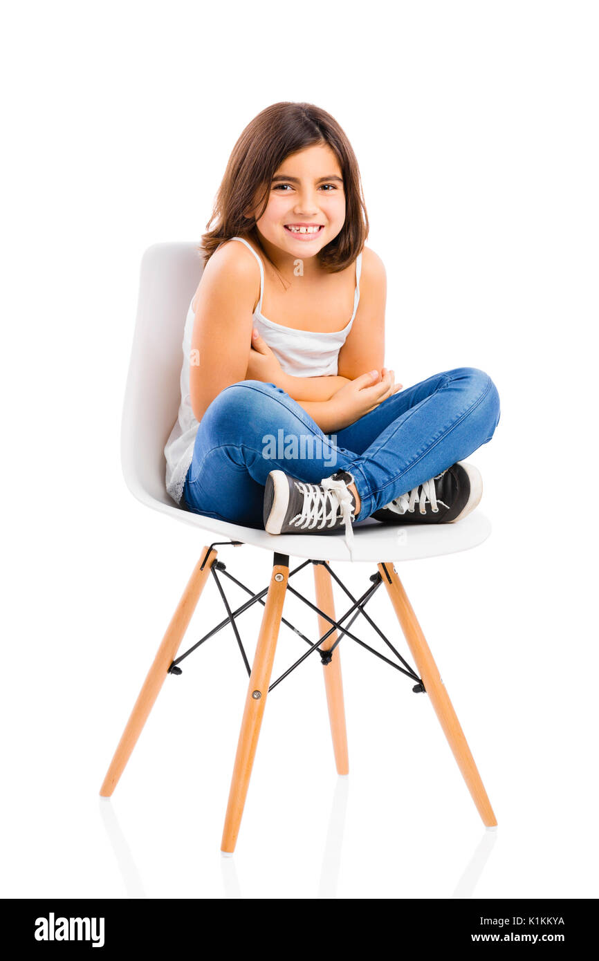 Petite fille assise sur une chaise Banque d'images détourées - Alamy