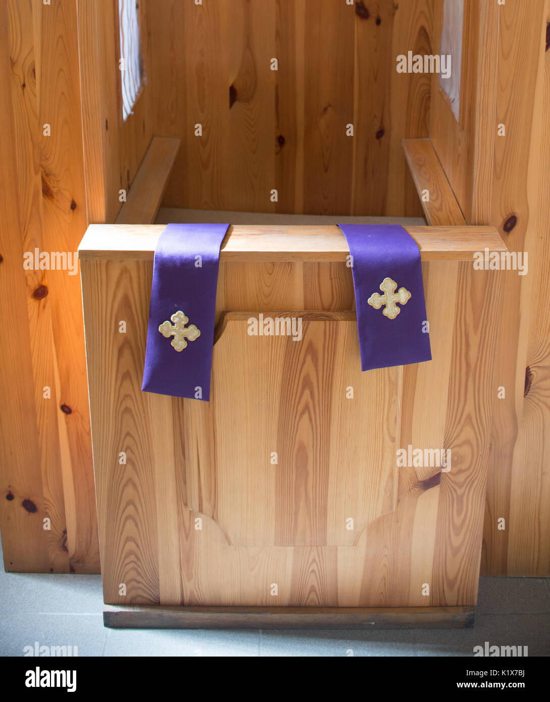 Confessionnal grille Banque de photographies et d’images à haute ...