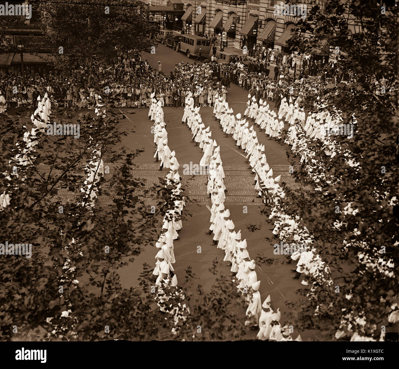 Ku klux klan cross burning Banque de photographies et d’images à haute ...