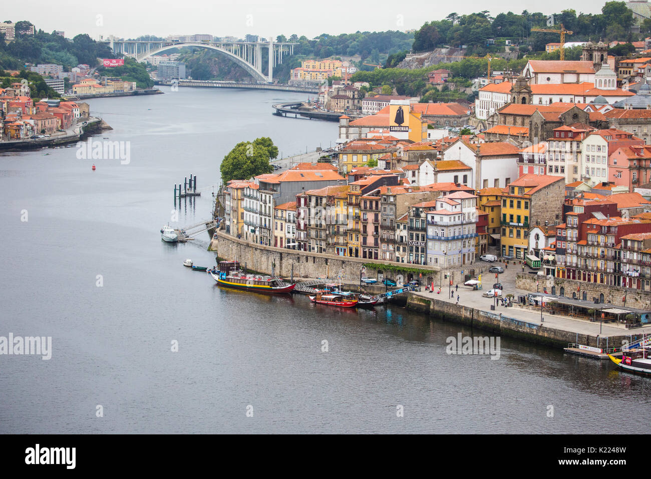 Le fleuve Douro et le quartier de Ribeira, qui est la partie la plus ...