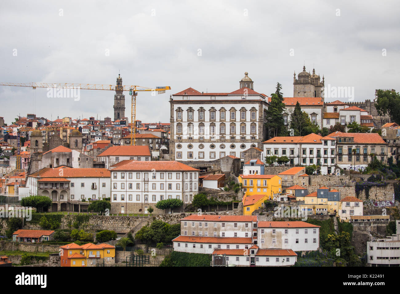 Le fleuve Douro et le quartier de Ribeira, qui est la partie la plus ...