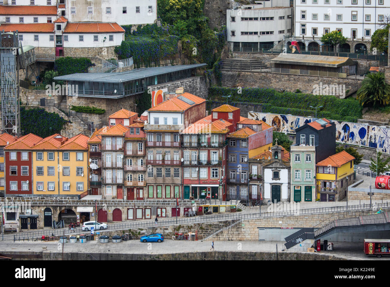 Le fleuve Douro et le quartier de Ribeira, qui est la partie la plus ...