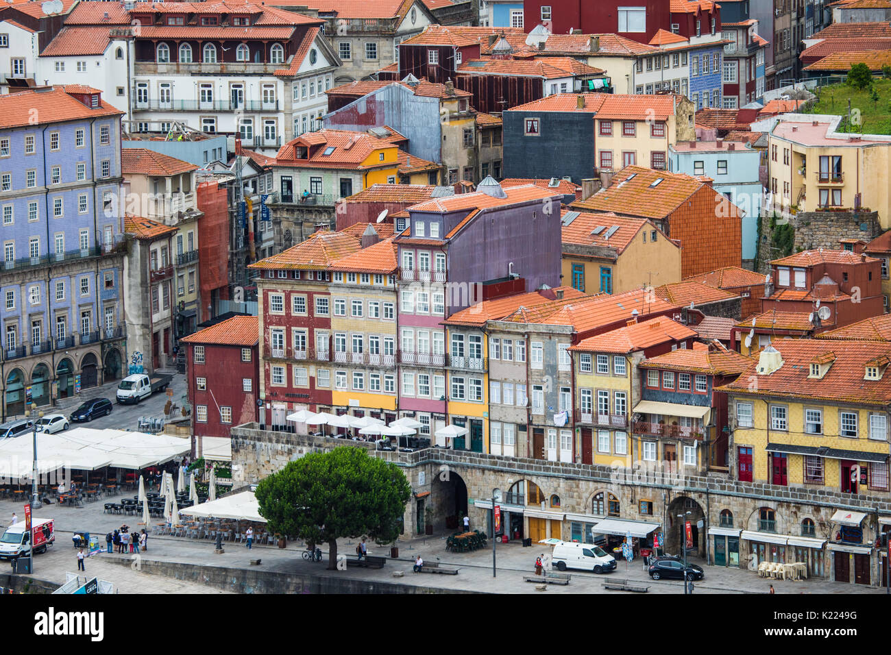 Le fleuve Douro et le quartier de Ribeira, qui est la partie la plus ...