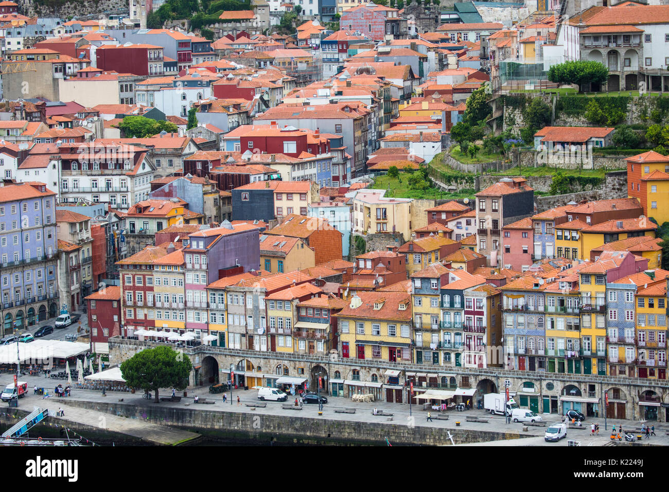 Le fleuve Douro et le quartier de Ribeira, qui est la partie la plus ...