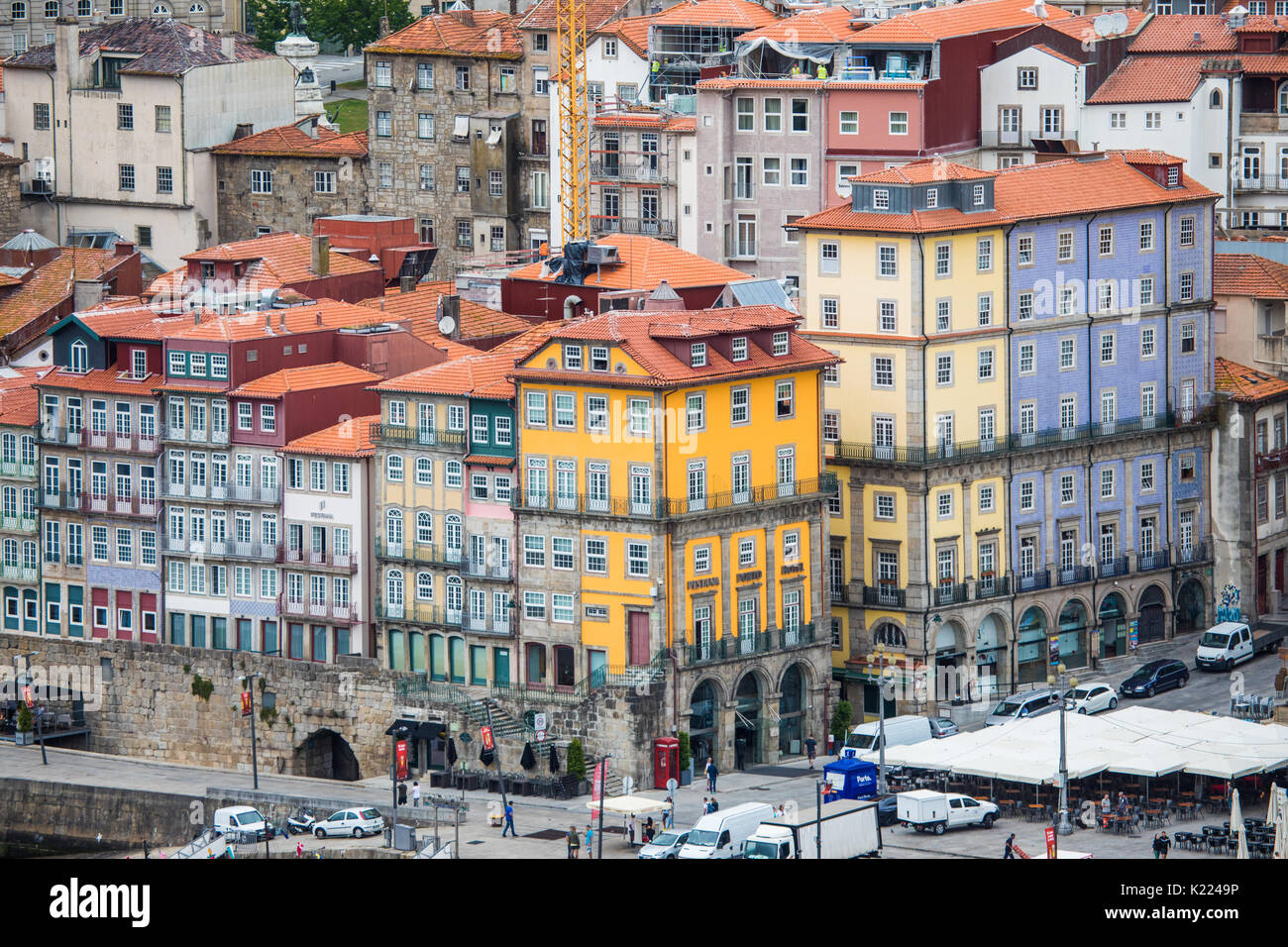 Le fleuve Douro et le quartier de Ribeira, qui est la partie la plus ...