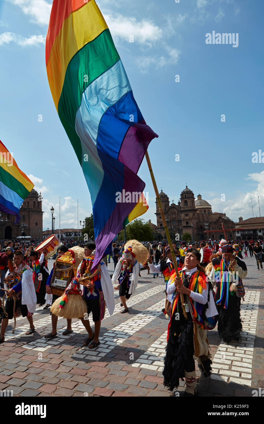Rainbow flag cuzco peru Banque de photographies et d’images à haute ...