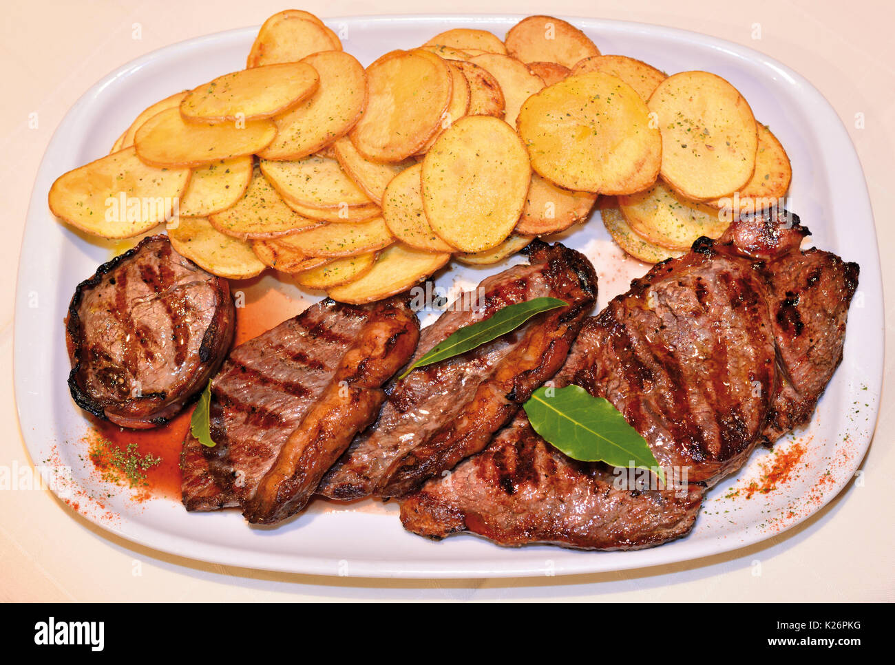 Viande grillée Banque de photographies et d’images à haute résolution ...