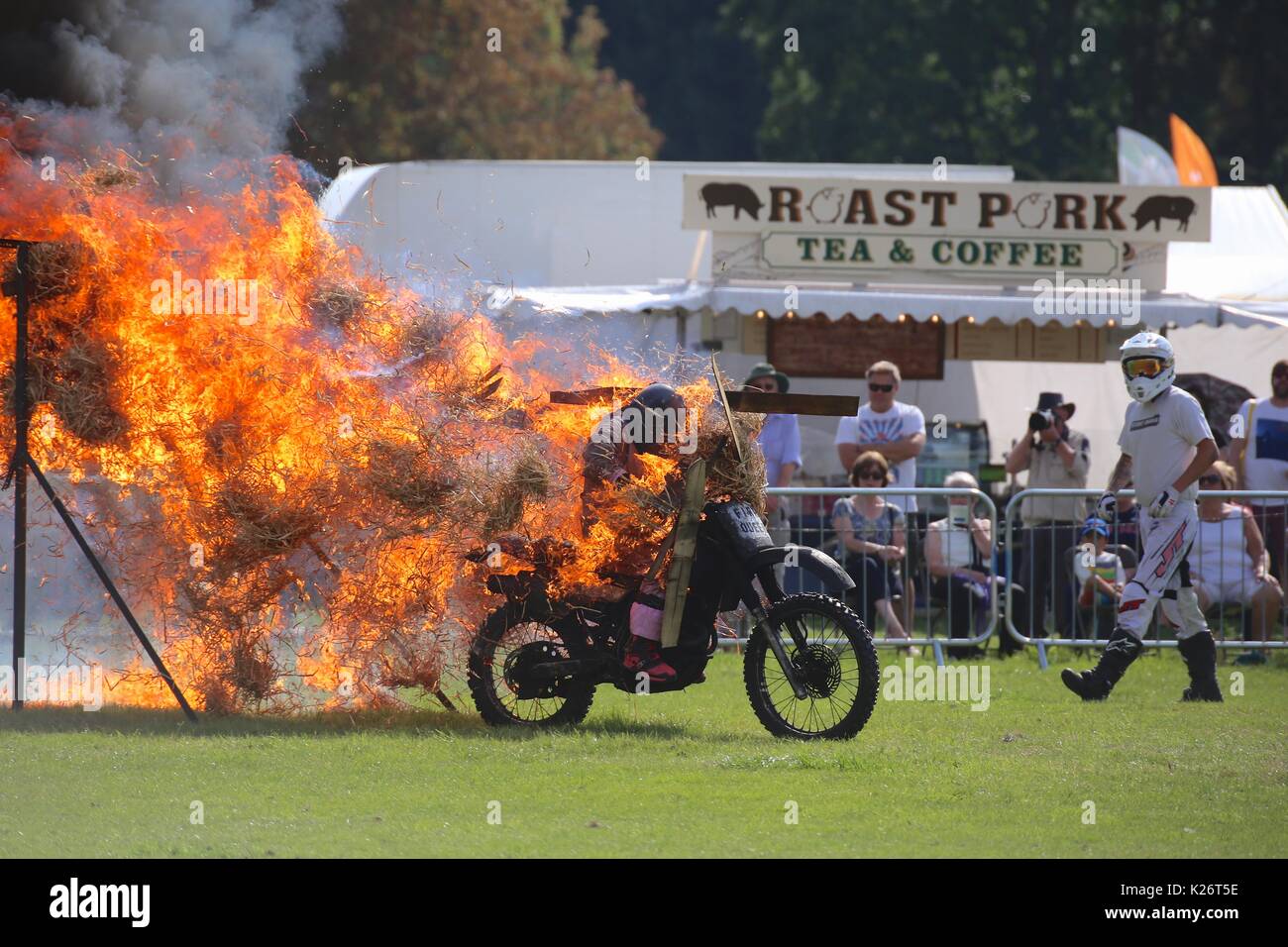 Fire stunt Banque de photographies et d’images à haute résolution - Alamy