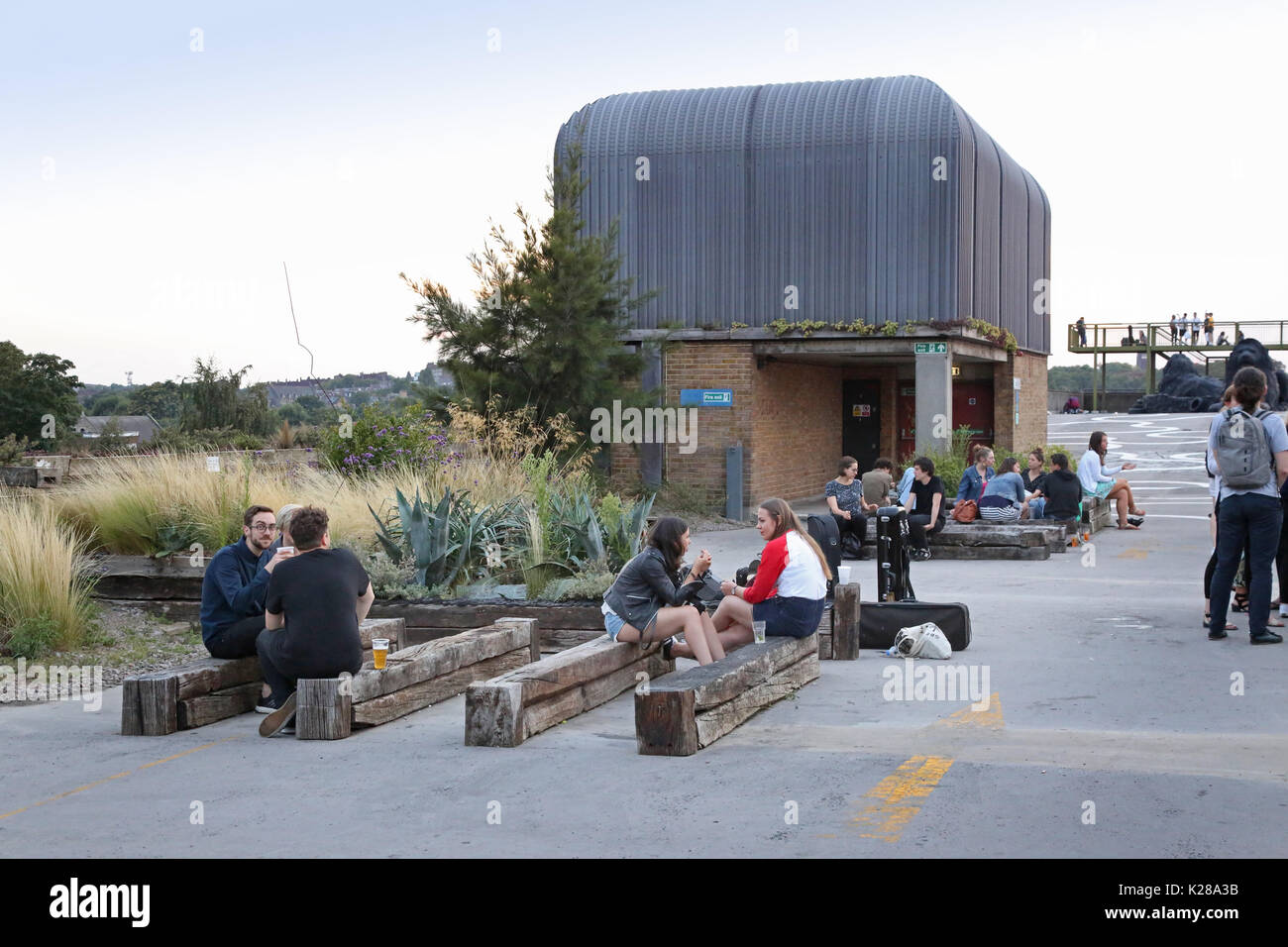 Le jardin Derek Jarman sur le parking de plusieurs étages de Peckham ...