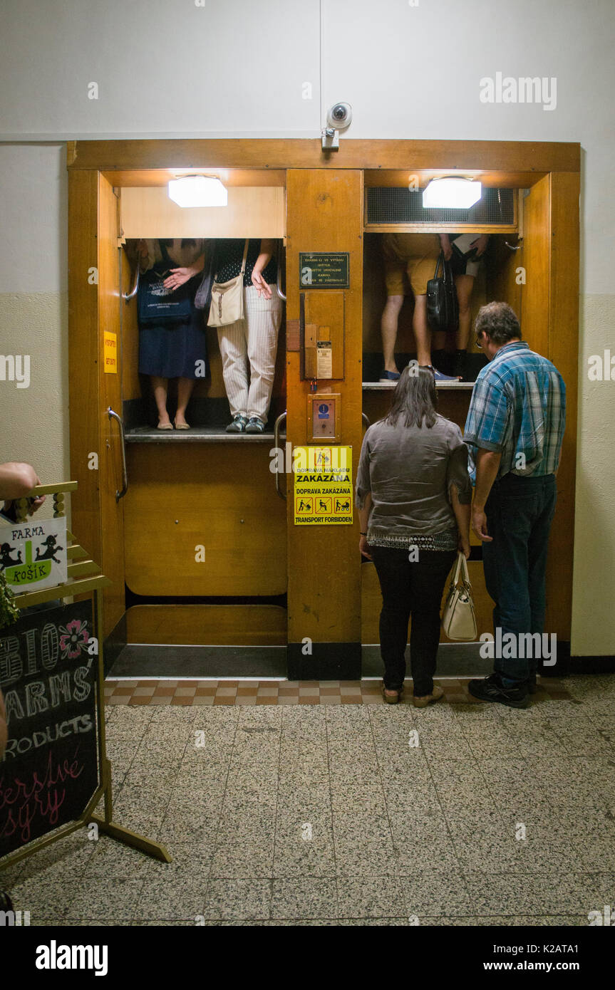 Prague Lucerna, ascenseur paternoster Photo Stock - Alamy