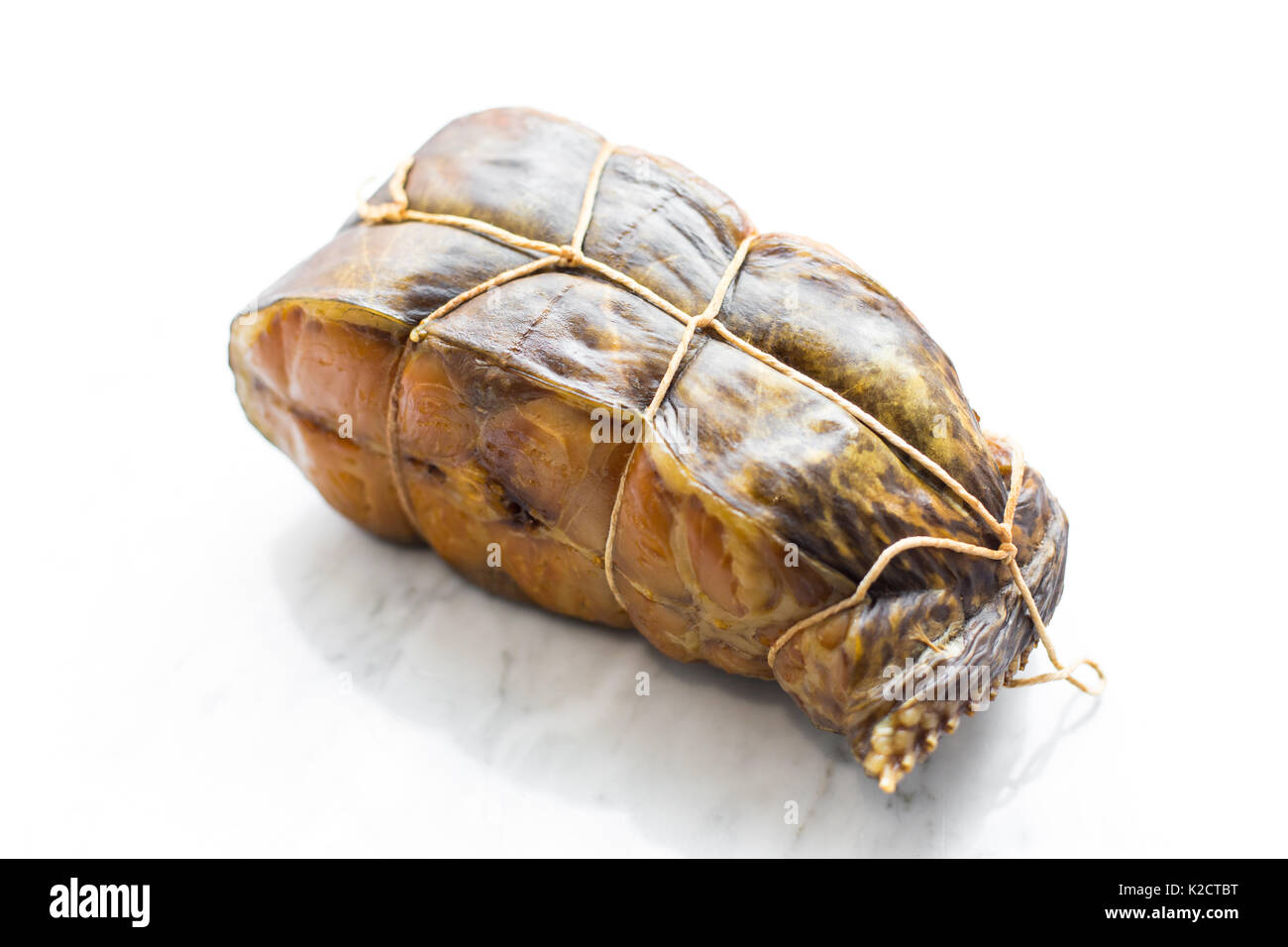 Pile Le poisson fumé sur un fond blanc. Saumon fumé isolé sur en Photo ...