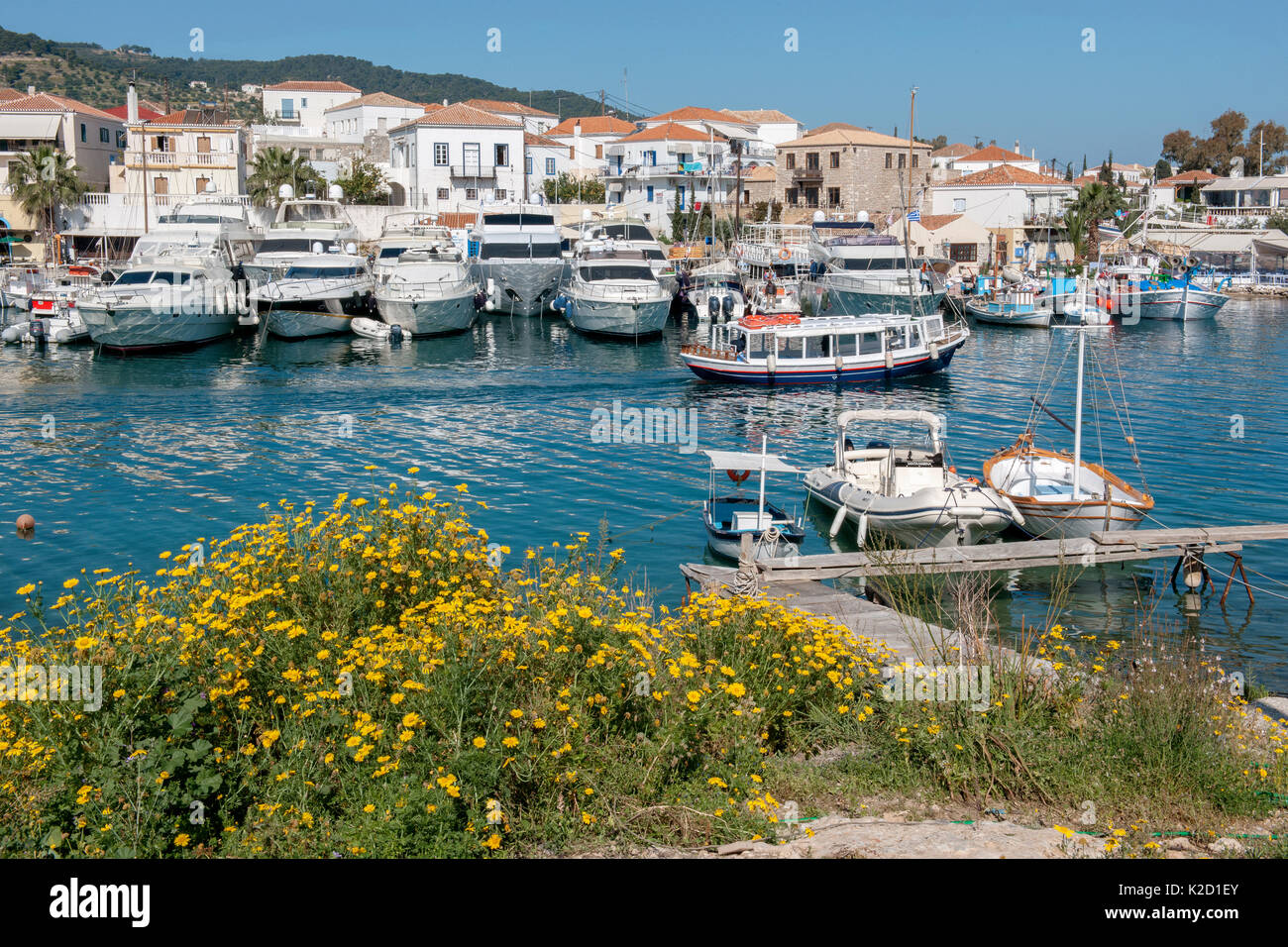 Vue de l'ancien petit port de l'île de Spetses. Sur le côté droit il y ...