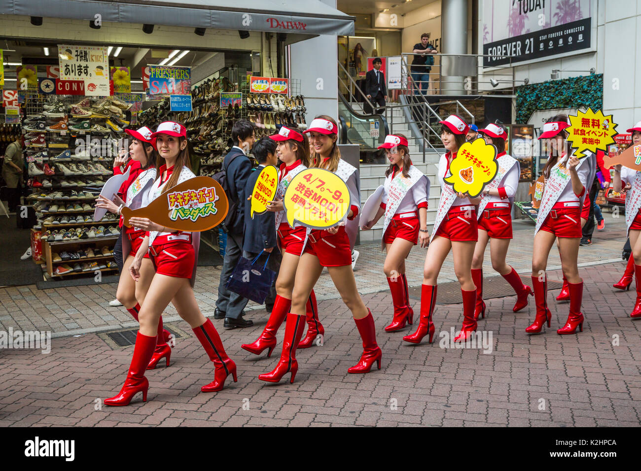 Un Défilé De Jeunes Filles Japonaises La Promotion Dun Produit Sur La