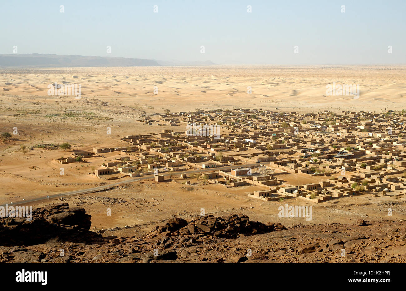 La vieille ville de Moudjéria au milieu des dunes de sable. Région du ... La vieille ville de Moudjéria au milieu des dunes de sable. Région du ...