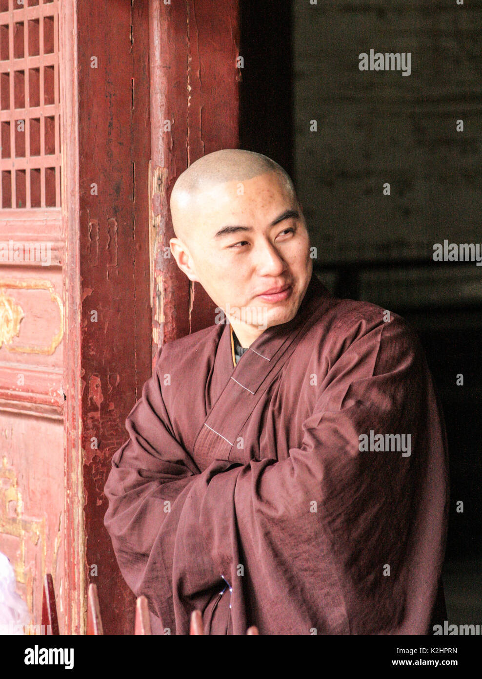 Moine shaolin vieux debout Banque de photographies et d’images à haute ...