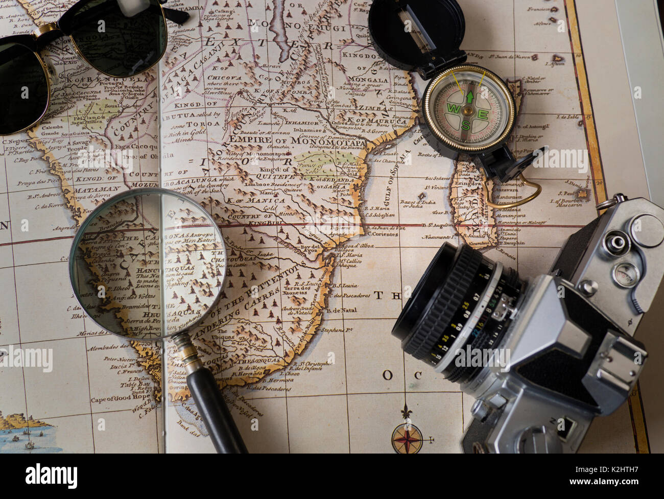 Carte du monde boussole loupe Banque de photographies et d’images à ...