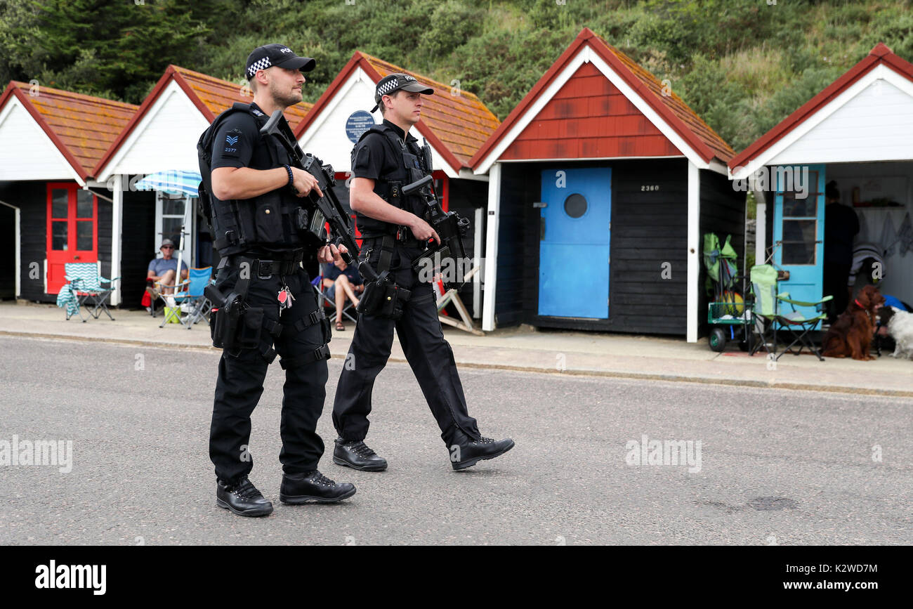Patrouille de police armés de la promenade au bord de la plage, dans la ...