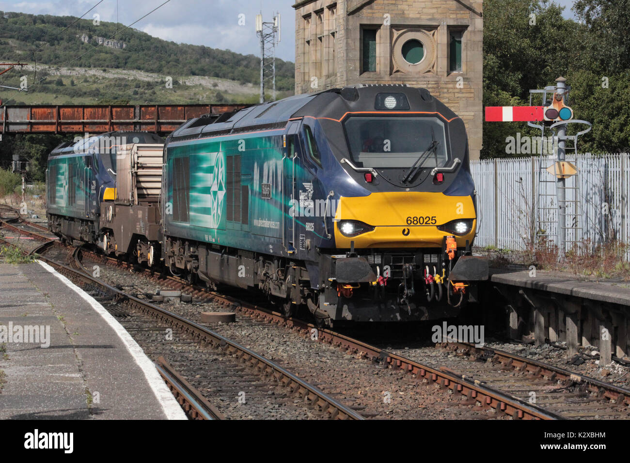 La fiole nucléaire entrant dans Carnforth station avec deux class 68 ...