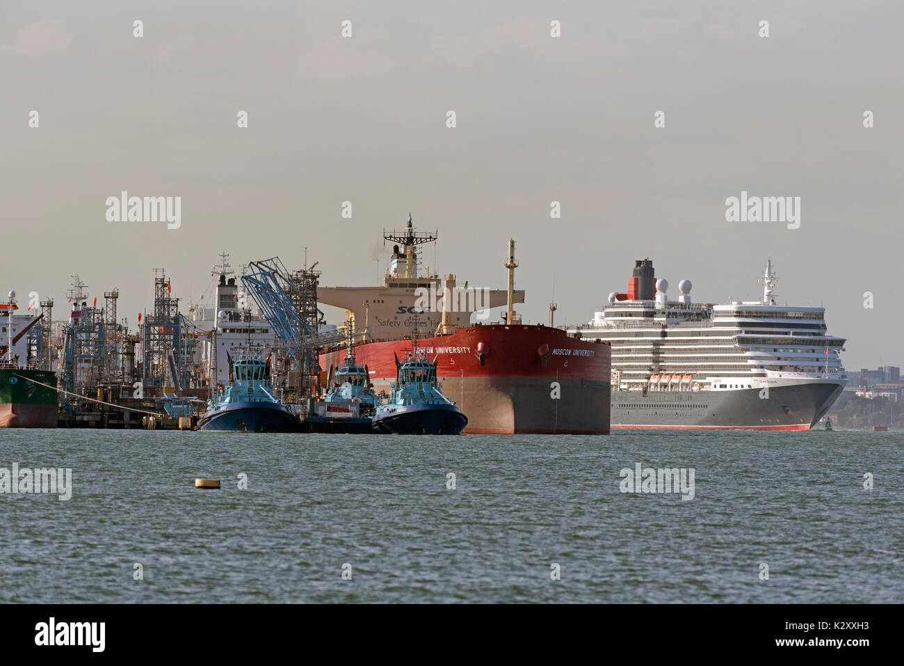 Bateau de croisière Queen Elizabeth en passant le navire-citerne russe ...