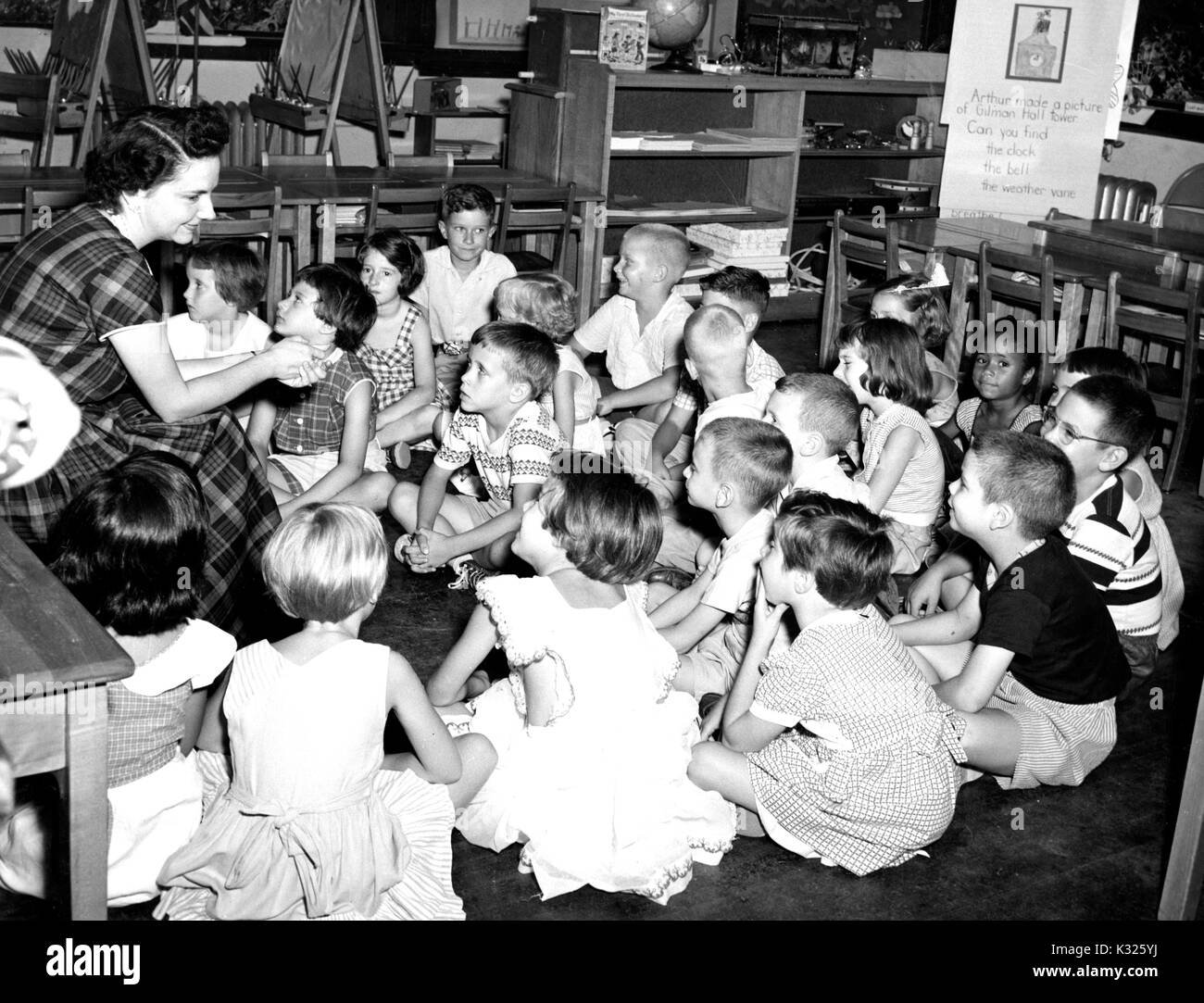 Happy students classroom Banque d'images noir et blanc - Alamy