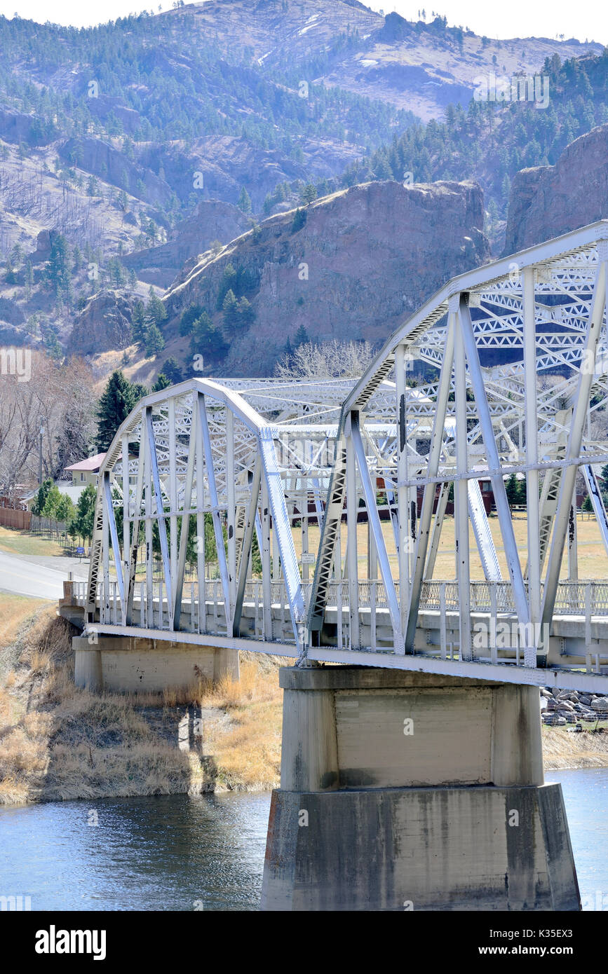 Pont en poutre en treillis Banque de photographies et d’images à haute ...
