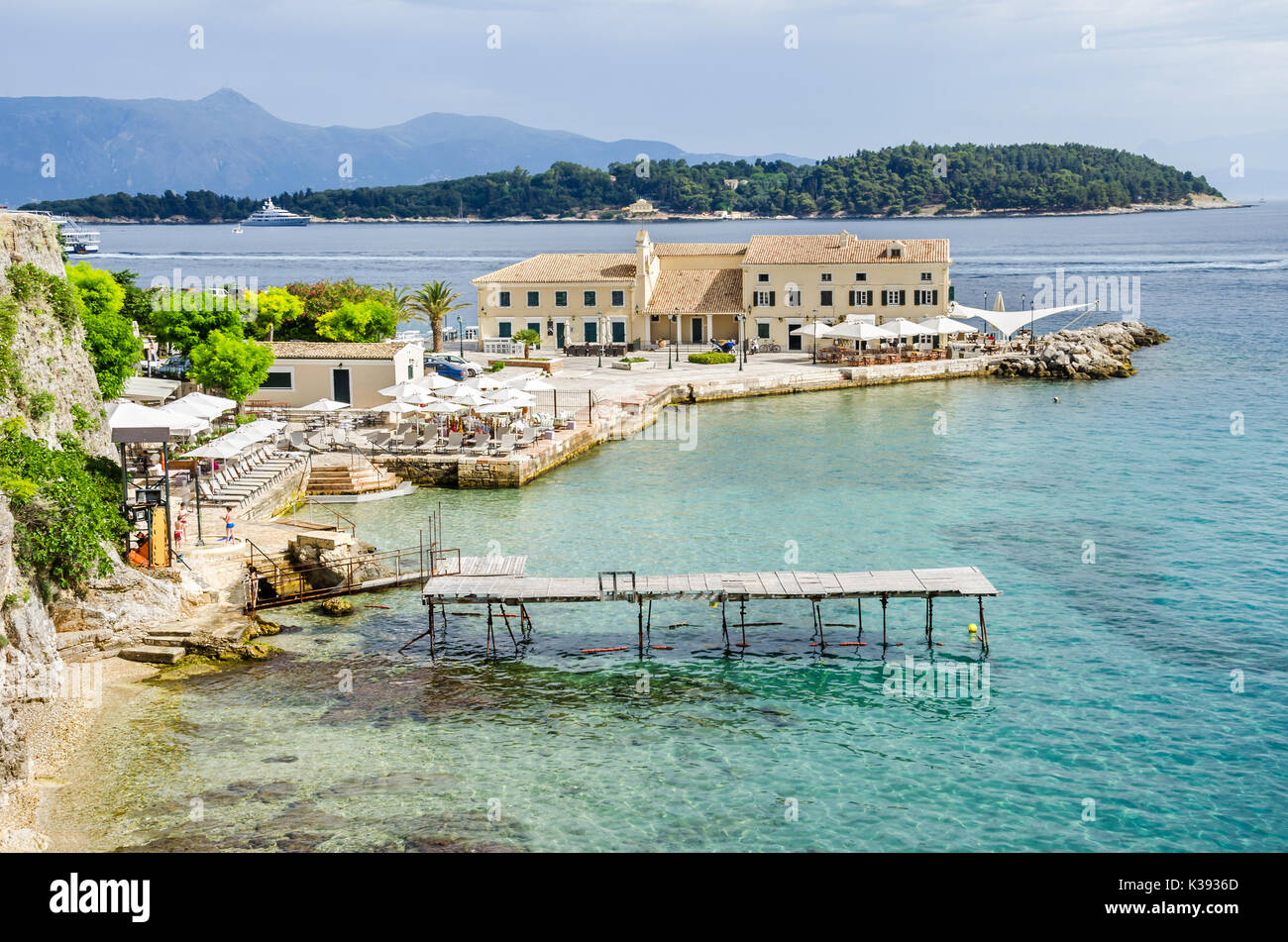 Corfou, Grèce - juin 7, 2017 : la plage de Faliraki (A.) - L'un des ...