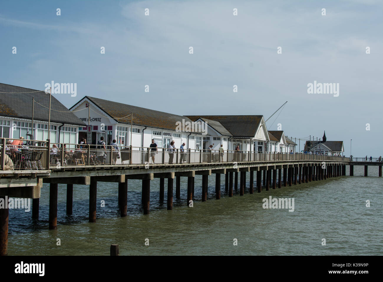 Southwold Pier Boardwalk stalle bois maisons d'eau magasins UK Walk ...