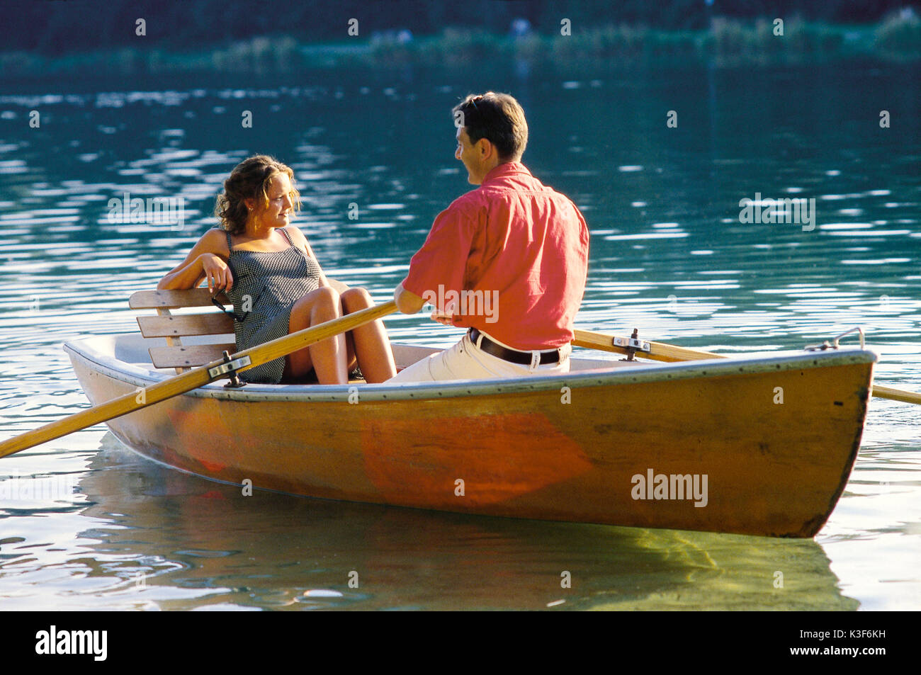 Couple à un bateau romantique avec une chaloupe sur un lac Photo Stock ...