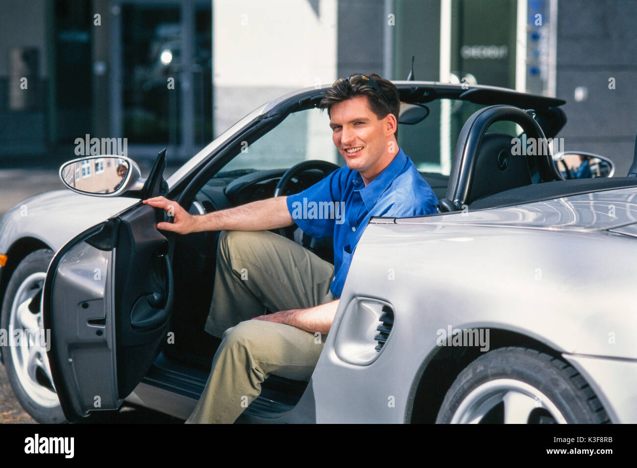 Homme dans une voiture de luxe Banque de photographies et d’images à ...