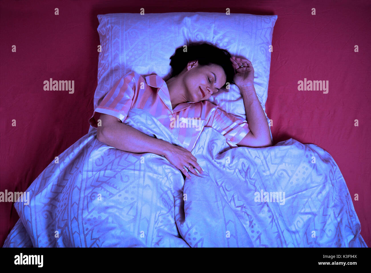 Femme endormie Banque de photographies et d’images à haute résolution ...