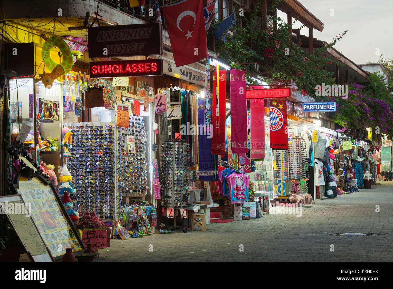 Shopping street side turkey Banque de photographies et d’images à haute ...