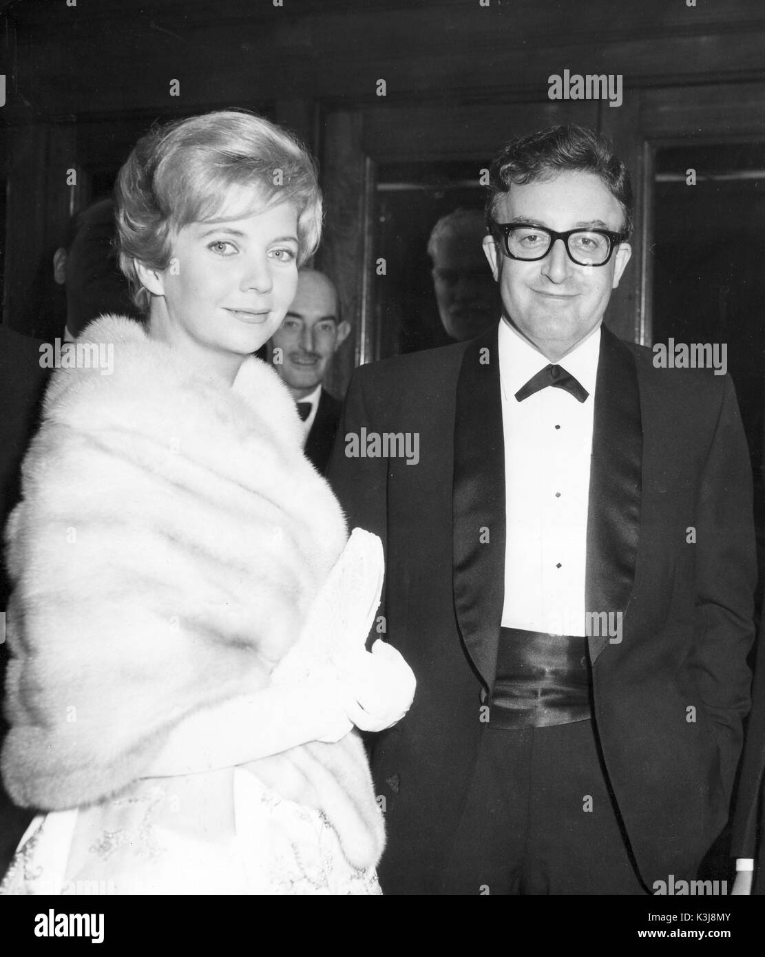 PETER SELLERS avec sa première femme, ANNE HOWE assister à une première ...