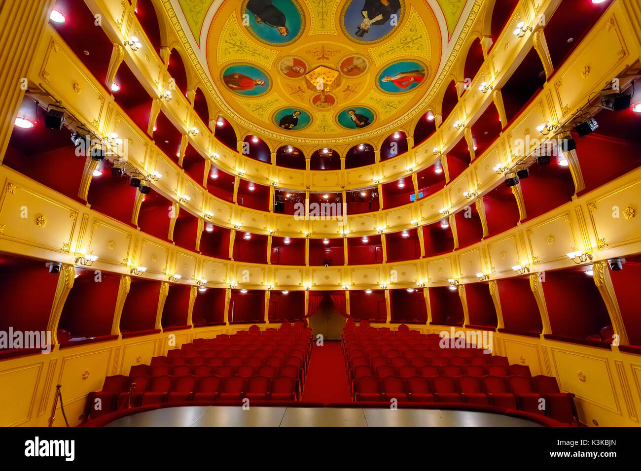 Intérieur du célèbre théâtre Apollo par l'architecte Italien Pietro ...