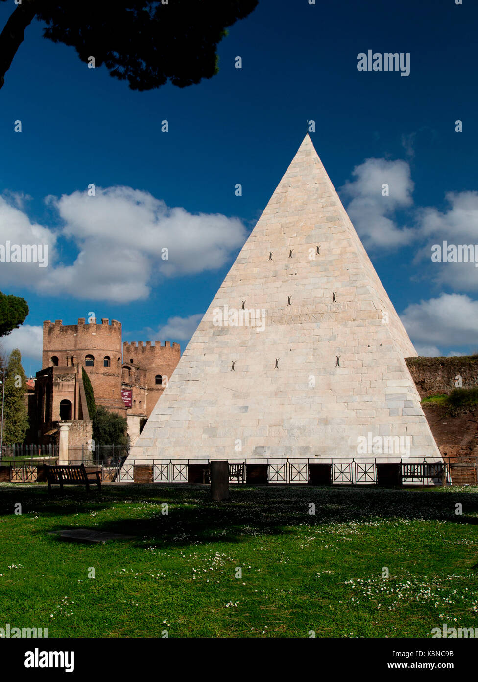 Cestia pyramid Banque de photographies et d’images à haute résolution ...