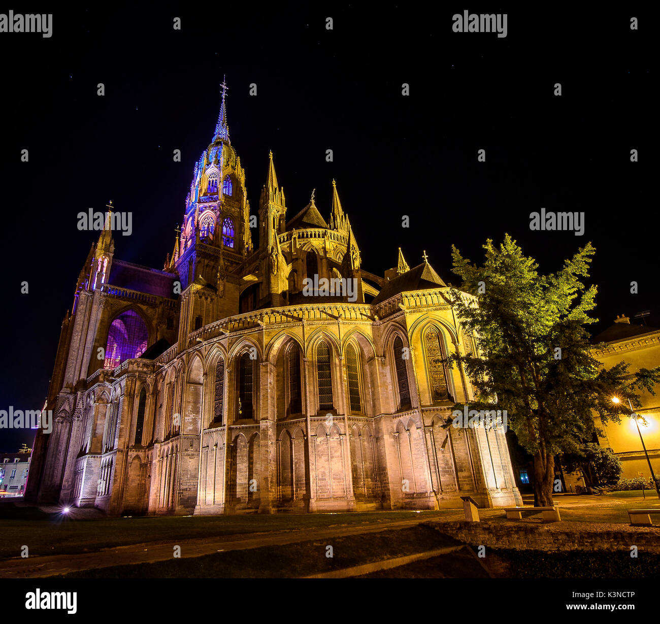 Bayeux church night Banque de photographies et d’images à haute ...