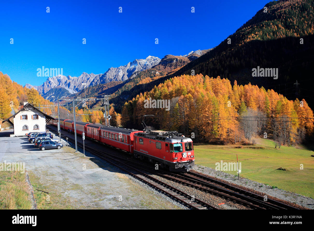 Le train rouge de bernina Banque de photographies et d’images à haute ...