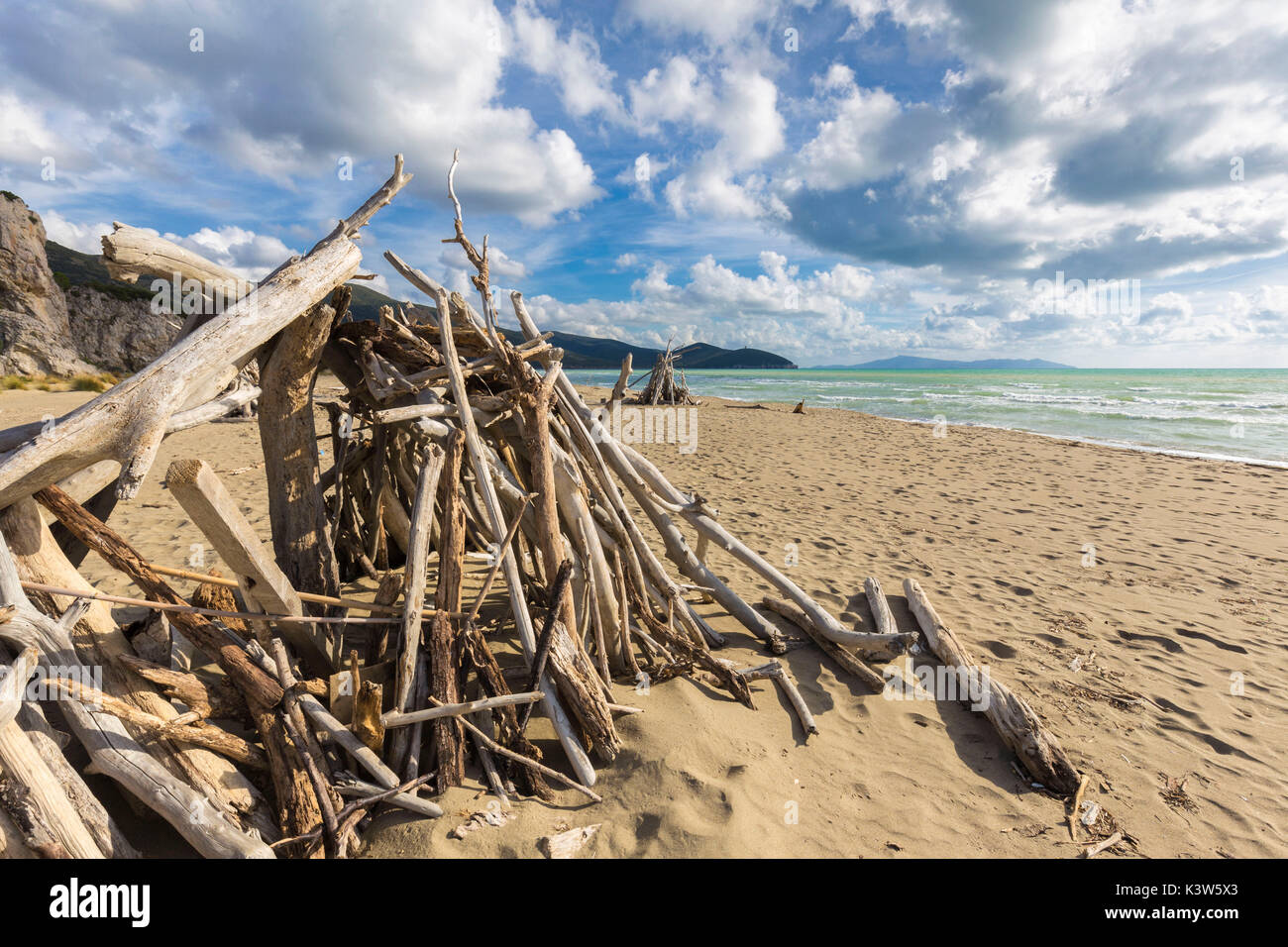 Cabanes primitives construit par les touristes sur la plage de Marina ...