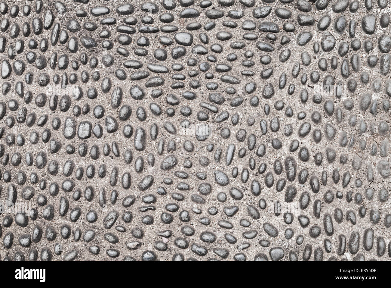 Vieux chemin pavé de galets ronds avec motif dans base de béton Photo ...