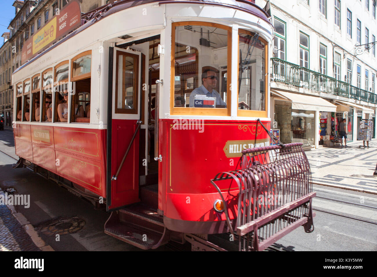 Tramway rouge sur la ligne 28 à Lisbonne, la capitale et la plus grande ...