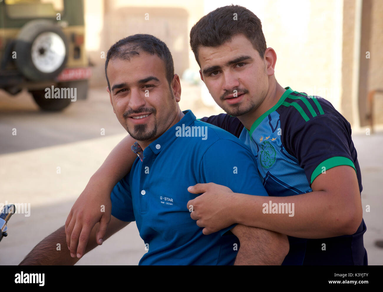 Les hommes iraniens qui voyagent sur une moto, Yazd, Iran Banque D ...