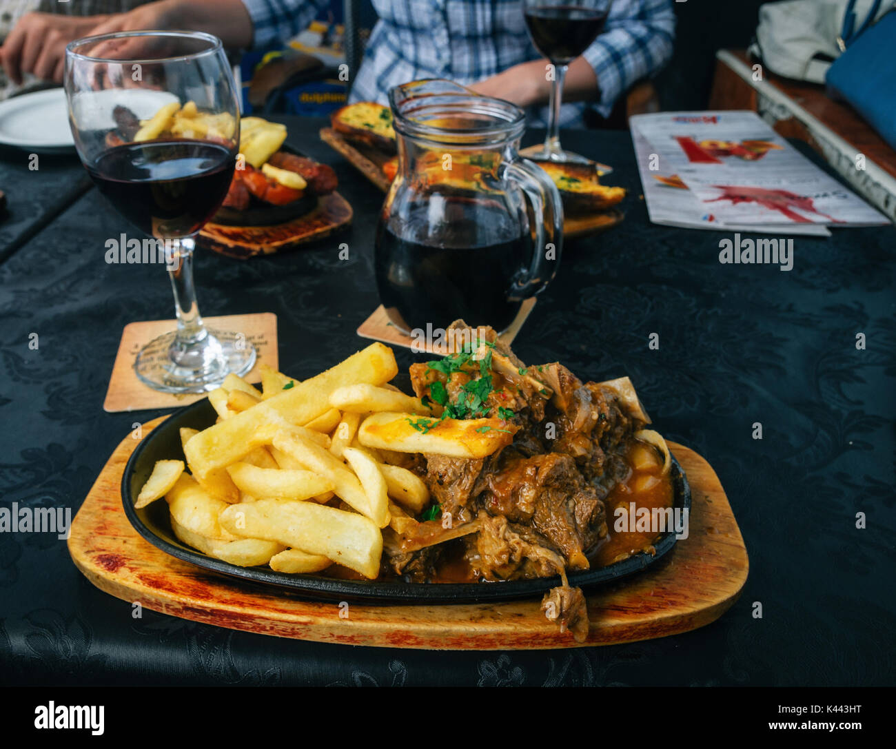 La viande de chèvre braisé avec sauce et frites. Plat traditionnel de ...