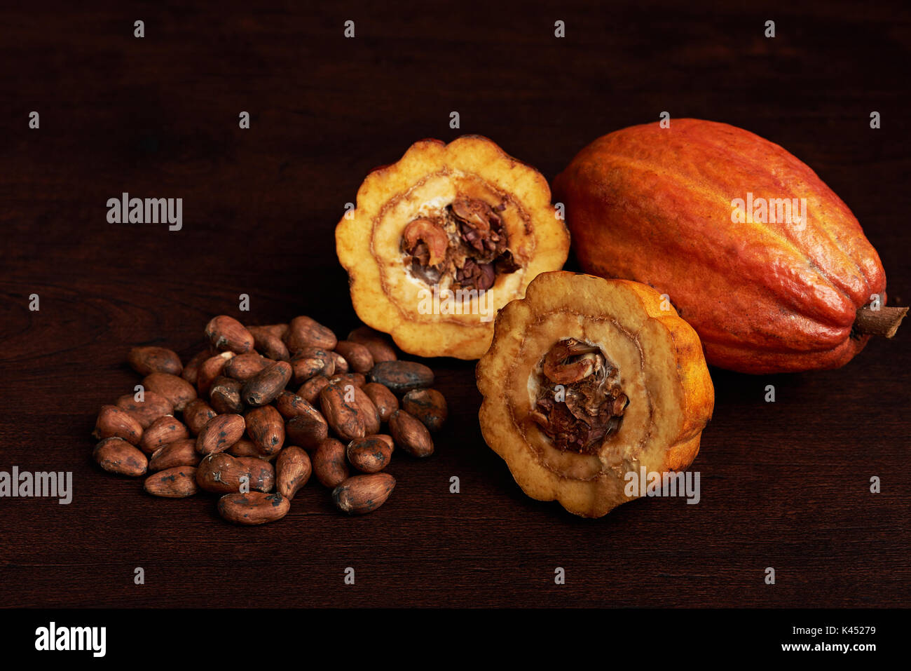 Chocolat naturel Banque de photographies et d’images à haute résolution - Alamy