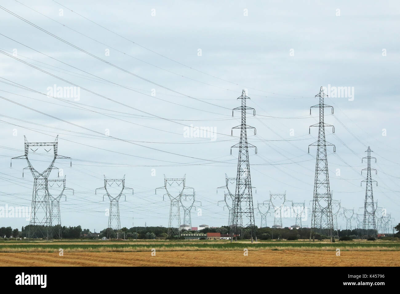 French electricity pylons Banque de photographies et d’images à haute ...