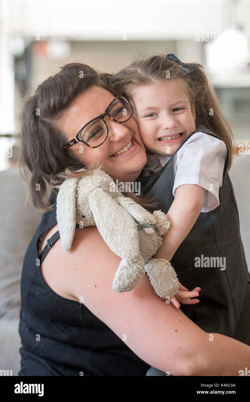 Nicole Doherty avec sa fille Evie Doherty, quatre, qui est l'entrée à l ...