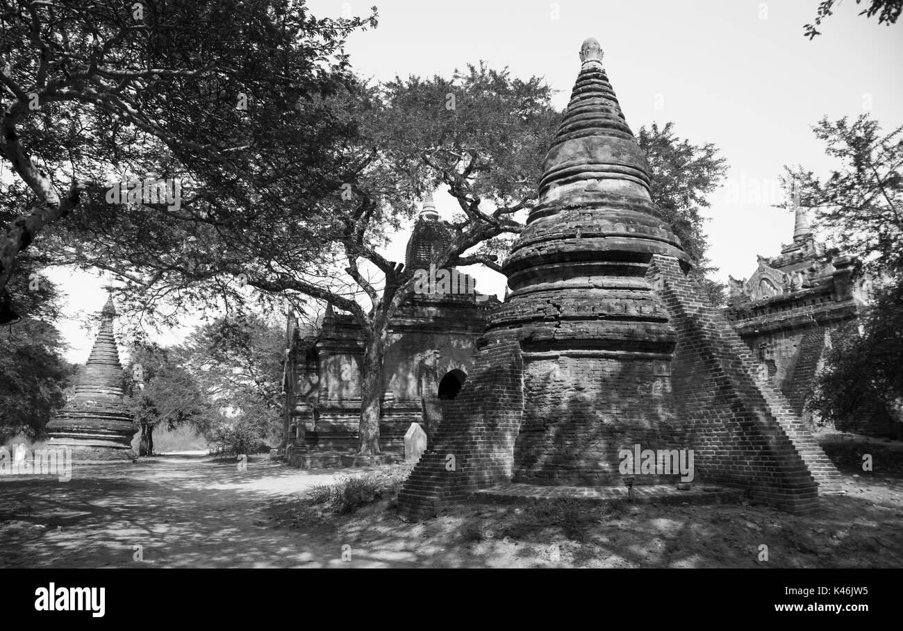 Temple de brique rouge Banque d'images noir et blanc - Alamy