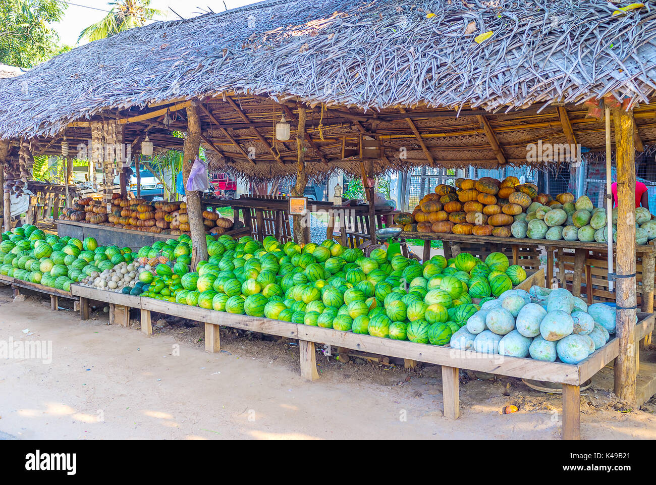 Les tas de fruits et légumes à l'étal de la route à côté de kuda Oya ...